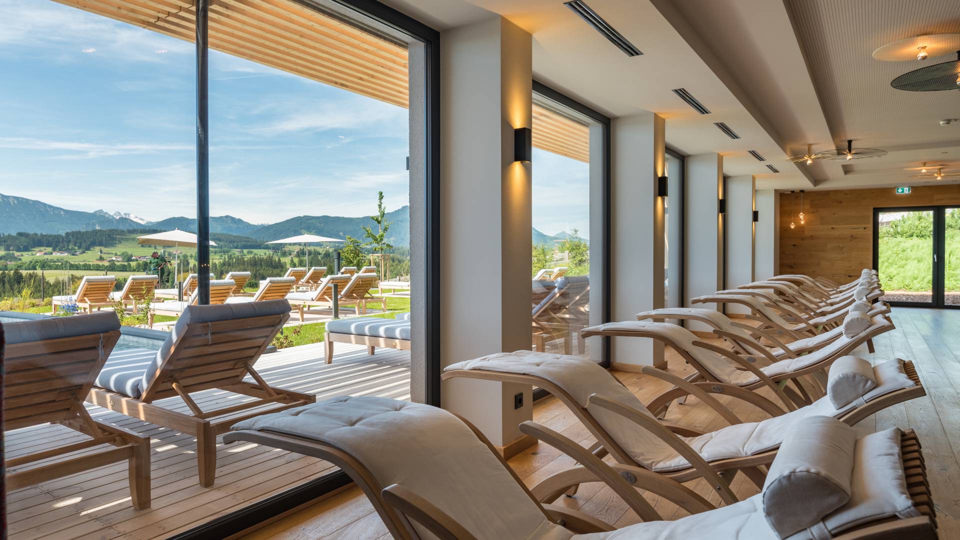 Pool mit Ausblick - PANORAMA Allgäu Spa Resort